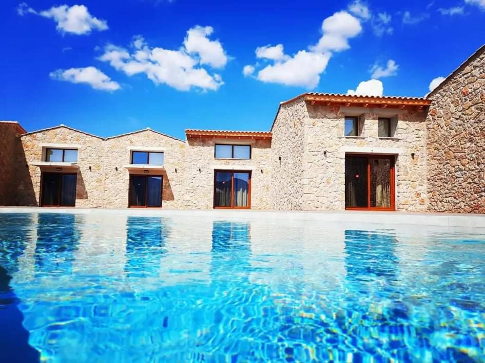 Petrina Bolosis, Palaiókastron (updated prices 2025)