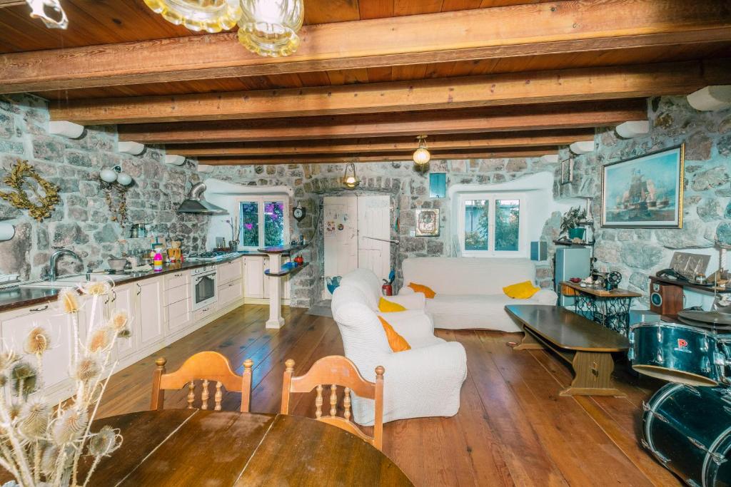 Authentic Boka house with artistic soul, Tivat (updated prices 2025)