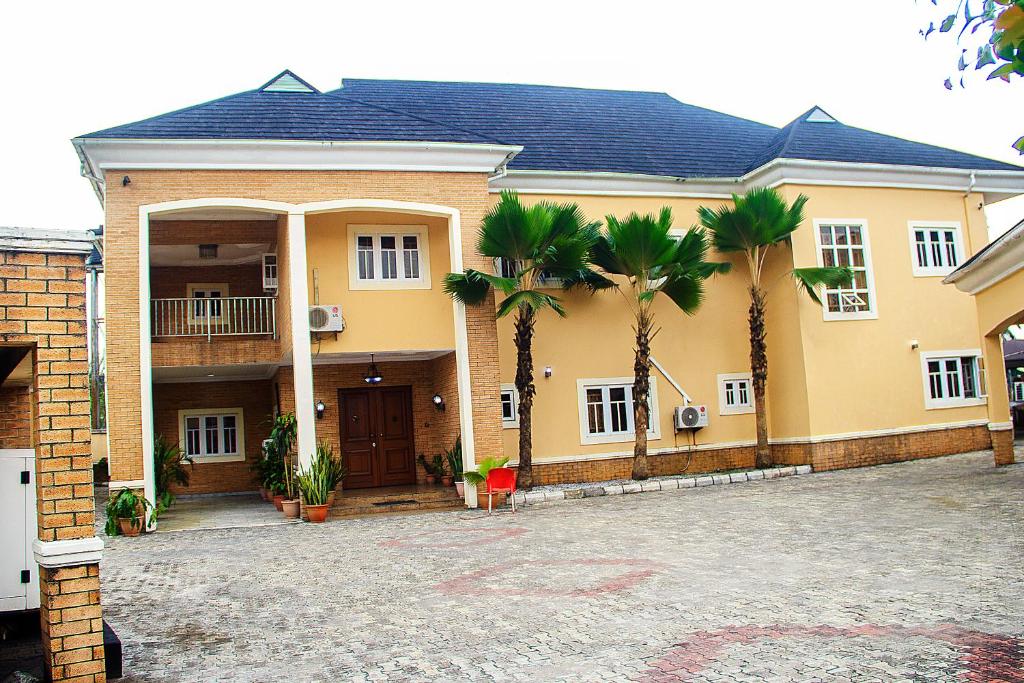 SMART APARTMENT - 4-bedroom Short-Stay home in a secured location, Port ...