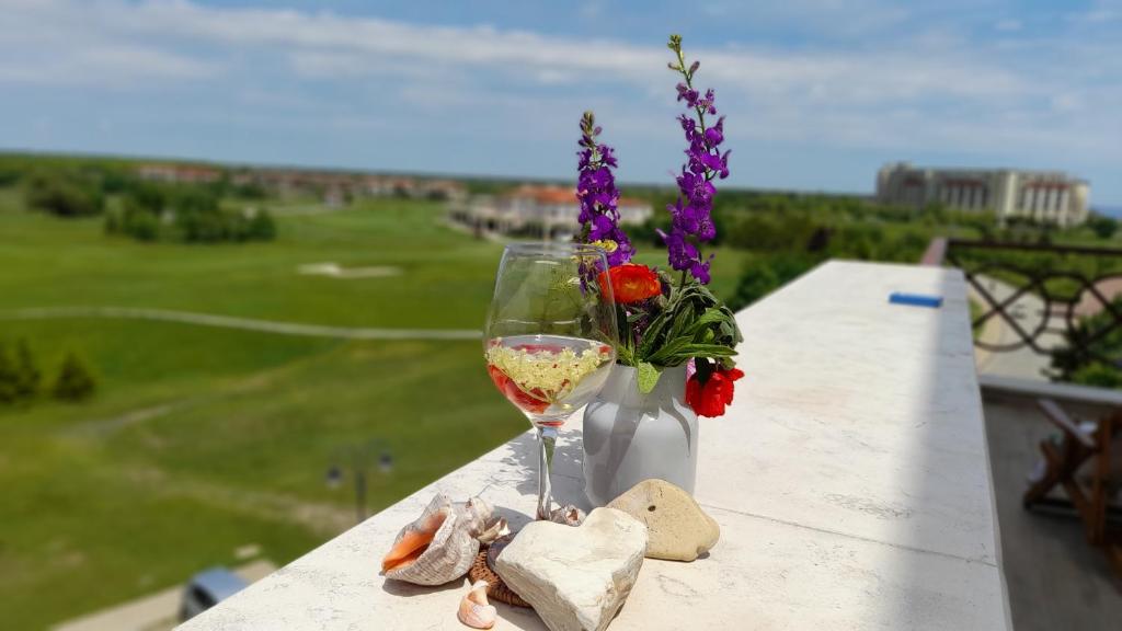 Panoramic 18th green view apartment in Lighthouse, Balchik (updated ...