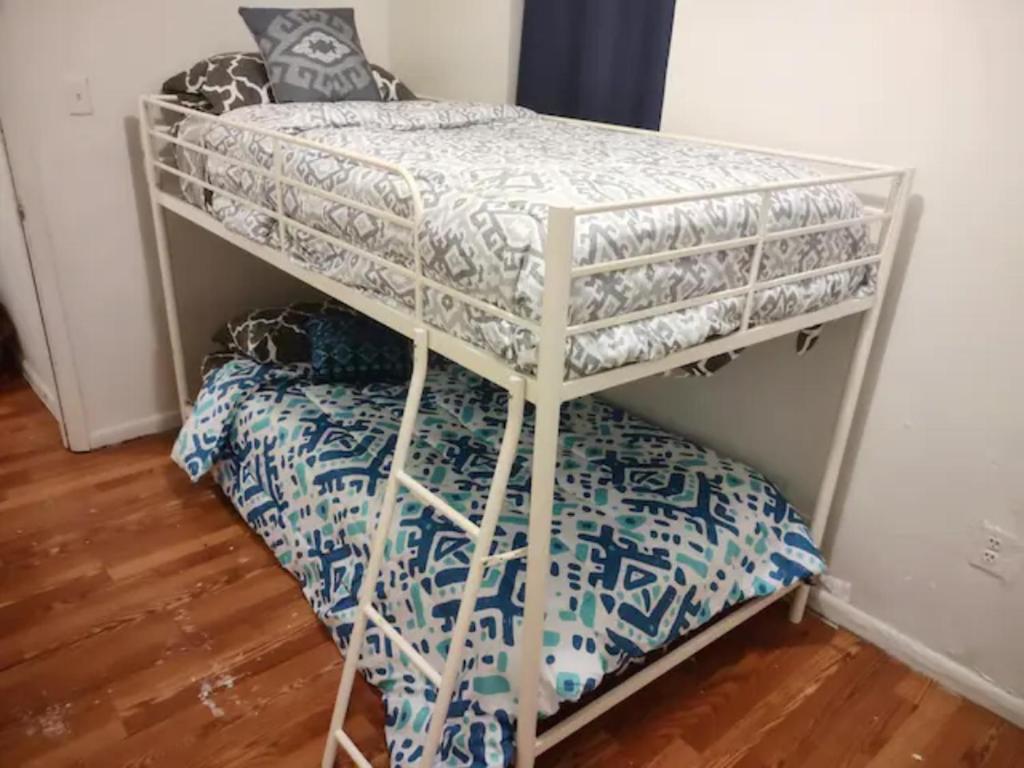 Room in Guest room - Twin Bunk-Style Bedroom close to downtown ...