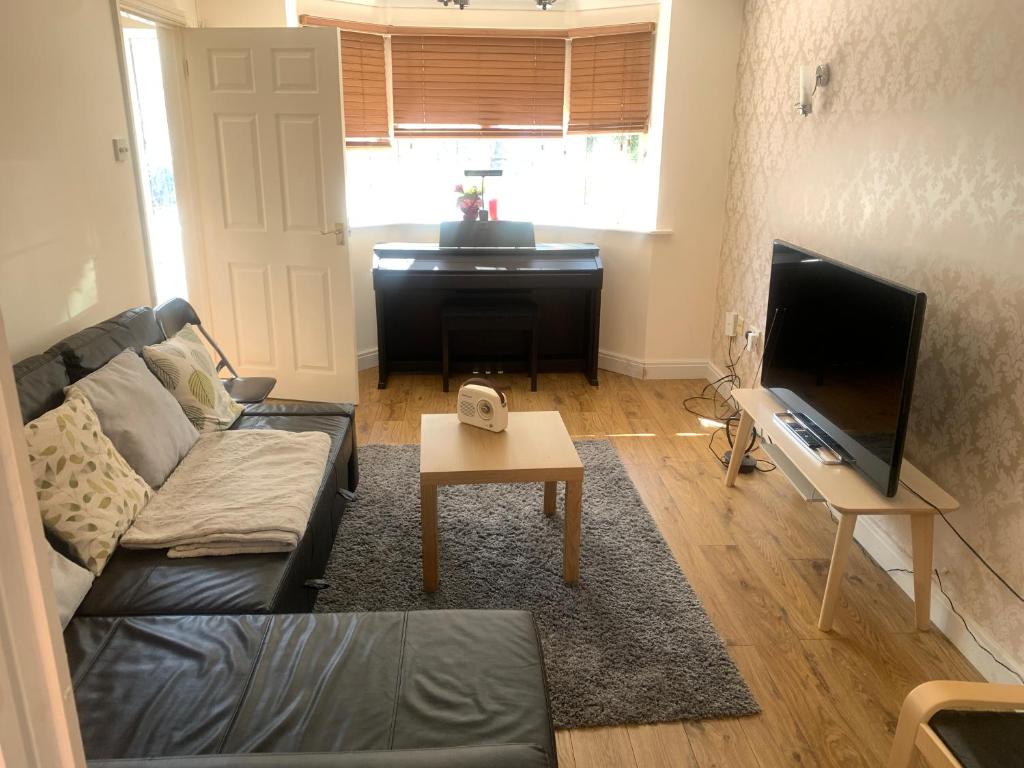 The Hamptons, Shenley Lodge (updated prices 2025)