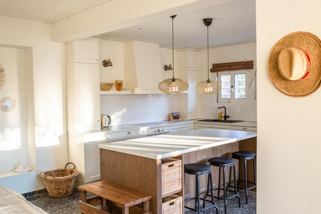 Rafia Loft with nice garden right by the beach, Loutraki – Updated 2024 ...