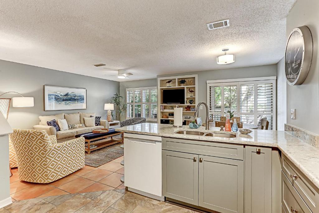 Poolside Retreat: Close To Beach, Gated Complex - American Beach, FL