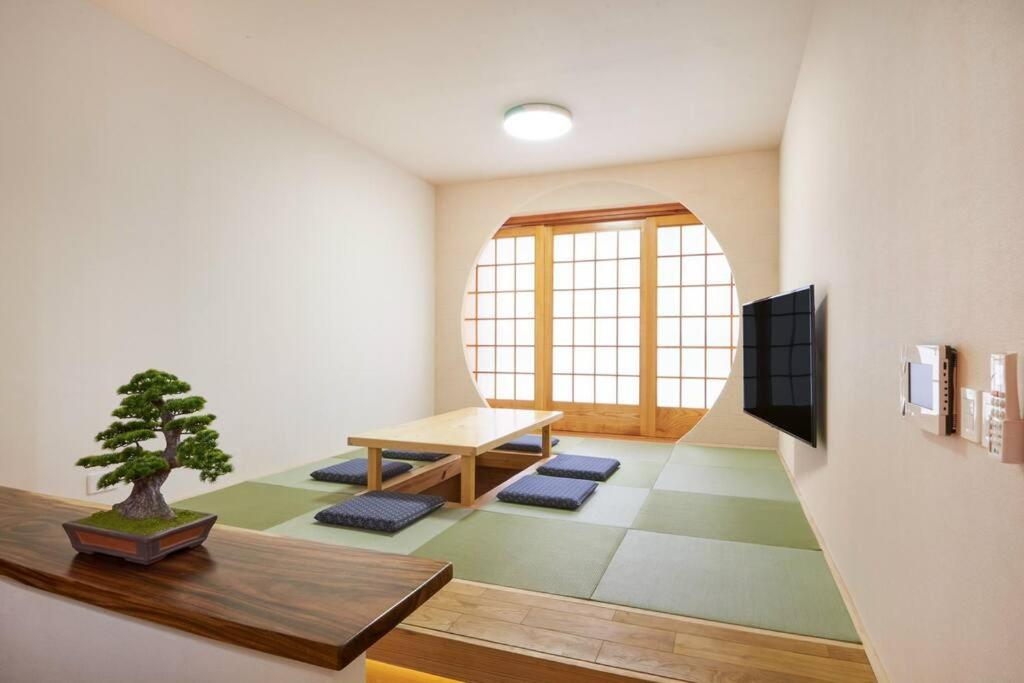 Japanese house with infinity pool in central city, Ho Ši Min (nove ...