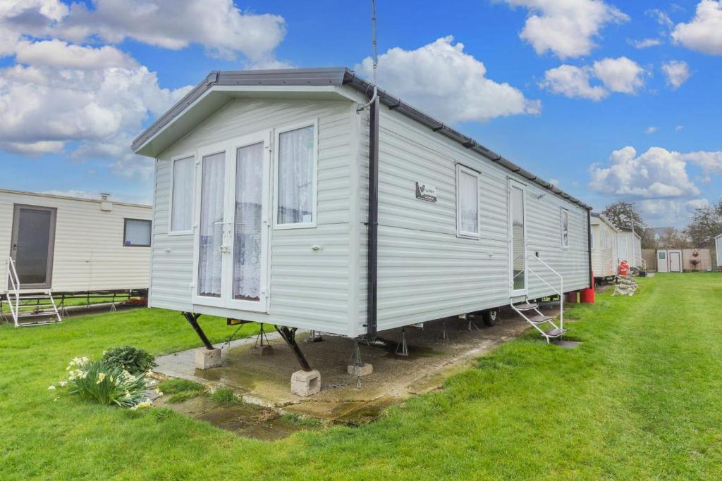 Beautiful 6 berth caravan for hire at Central Beach Park in Kent ref ...