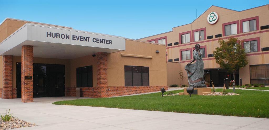 Crossroads Hotel and Huron Event Center, Huron (updated prices 2025)