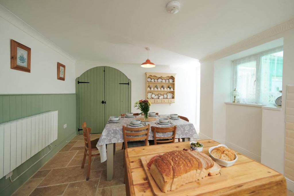 Min Yr Afon- Central cosy Cottage, walk to restaurants and Castle ...