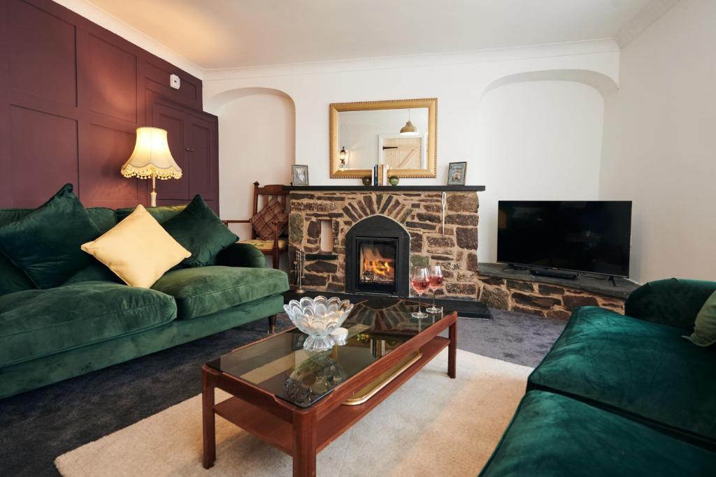Min Yr Afon- Central cosy Cottage, walk to restaurants and Castle ...