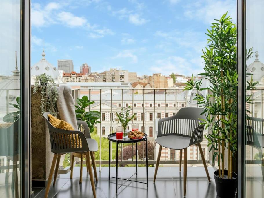 Sunny 2BR Flat - Top Location - Amazing Balcony, Bucharest (updated ...