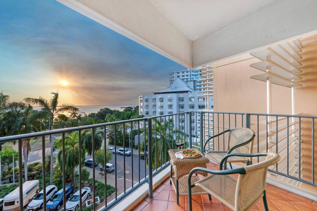Exclusive Harbourfront - Two Adjacent Stays with Pool, Darwin (updated ...