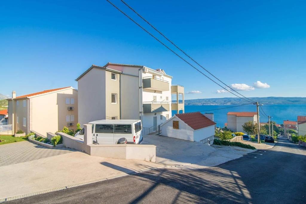 Apartments with a parking space Mali Rat (Omis) - 7482, Sumpetar ...