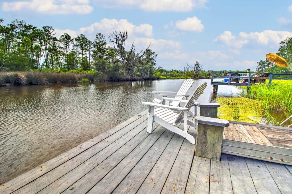 The River Cottage Charming Retreat with Dock, Midway (updated prices 2025)