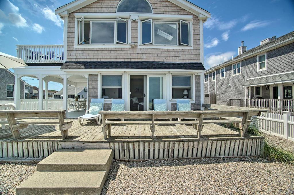 2 Decks and Beach Access Oceanfront Getaway!, Marshfield (tarifs ...