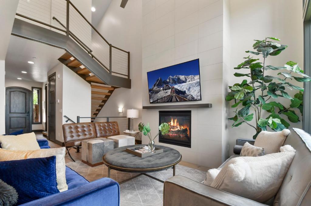 Walk to Skiing at Frostwood Gondola, Luxury Townhome on Golf Course ...