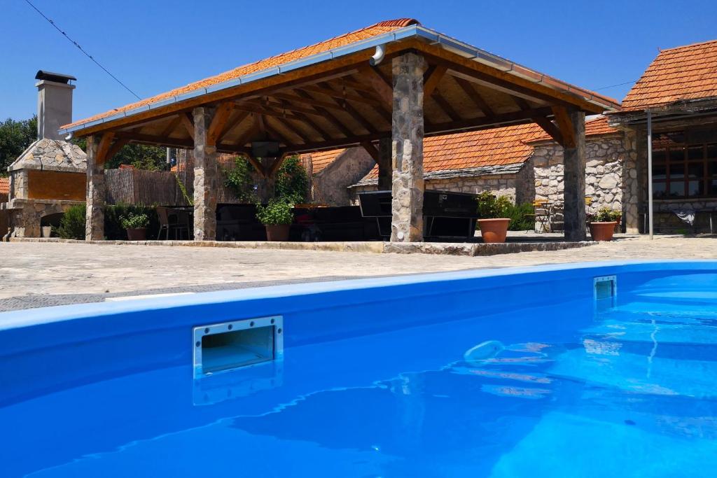 Holiday house with a swimming pool Gornje Planjane, Zagora - 11701 ...