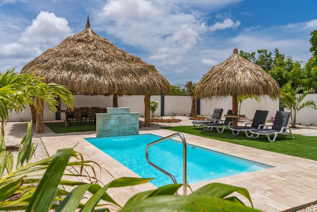 Brand new luxury bungalow - large garden with pool, Oranjestad (harga ...