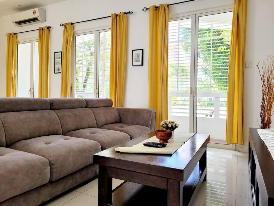 Spacious 3 bedroom house for 4-8 pax near Straits Quay, Tanjong Tokong ...