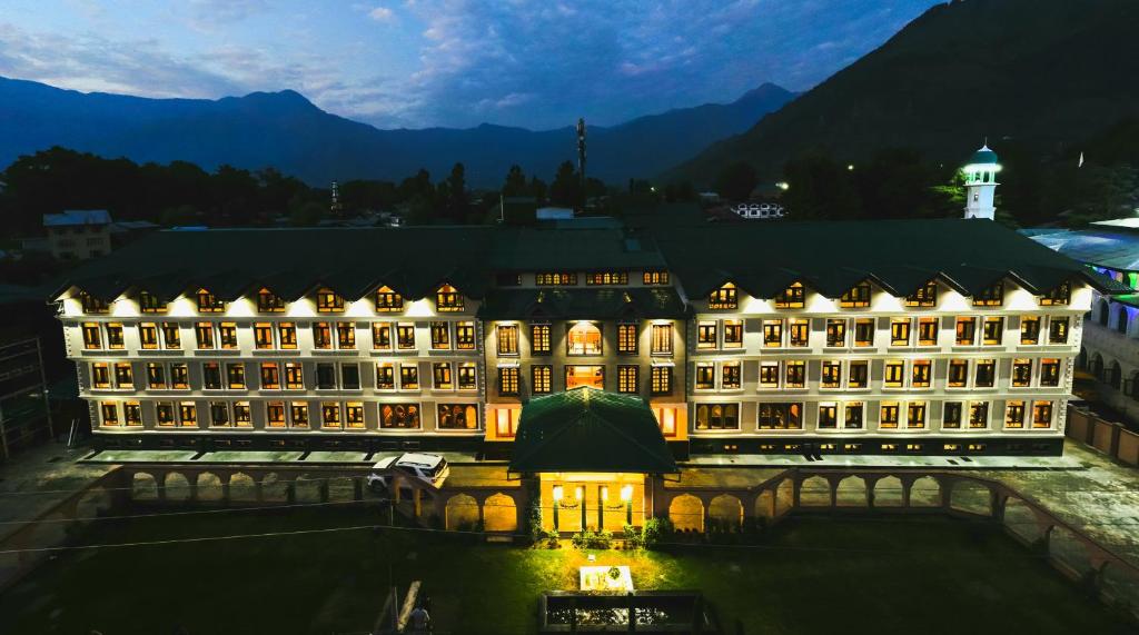 Hotel The dewan by royal naqash, Srinagar, India - Booking.com
