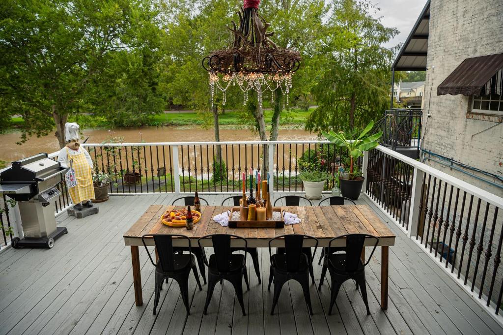 Chateau Royale, Pet Friendly, On Bayou, Downtown!, New Iberia (updated ...