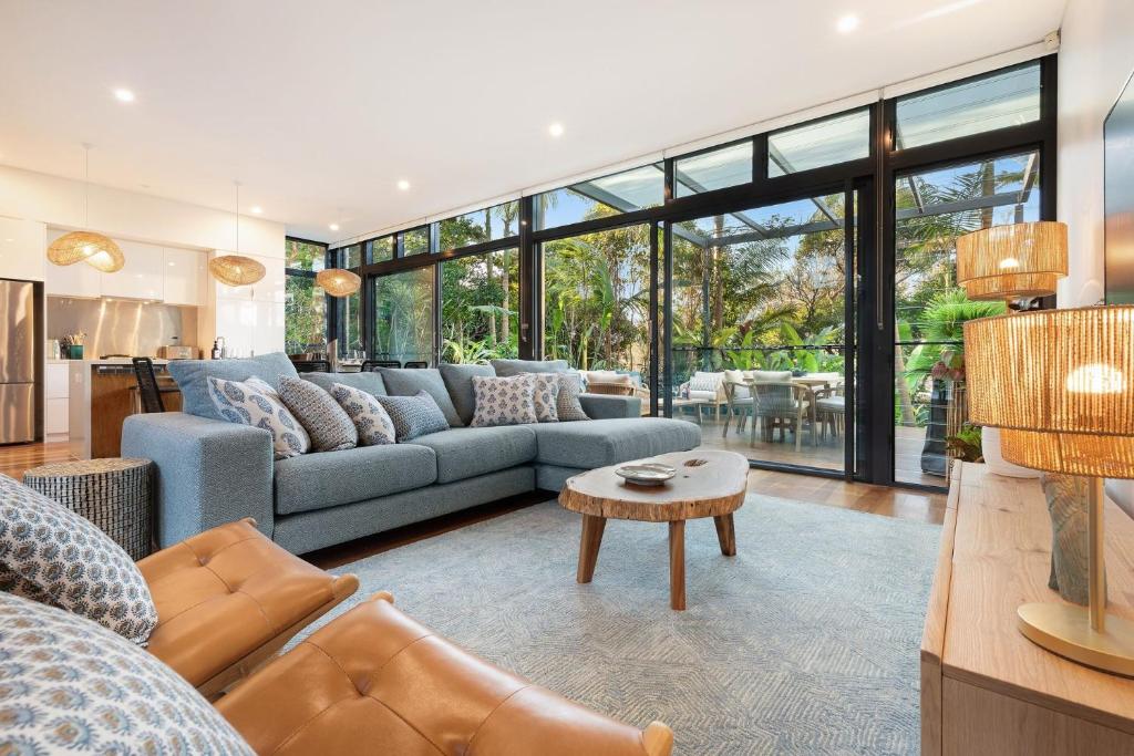 Byron Beachside Bliss - with pool & beach access, Byron Bay (updated ...