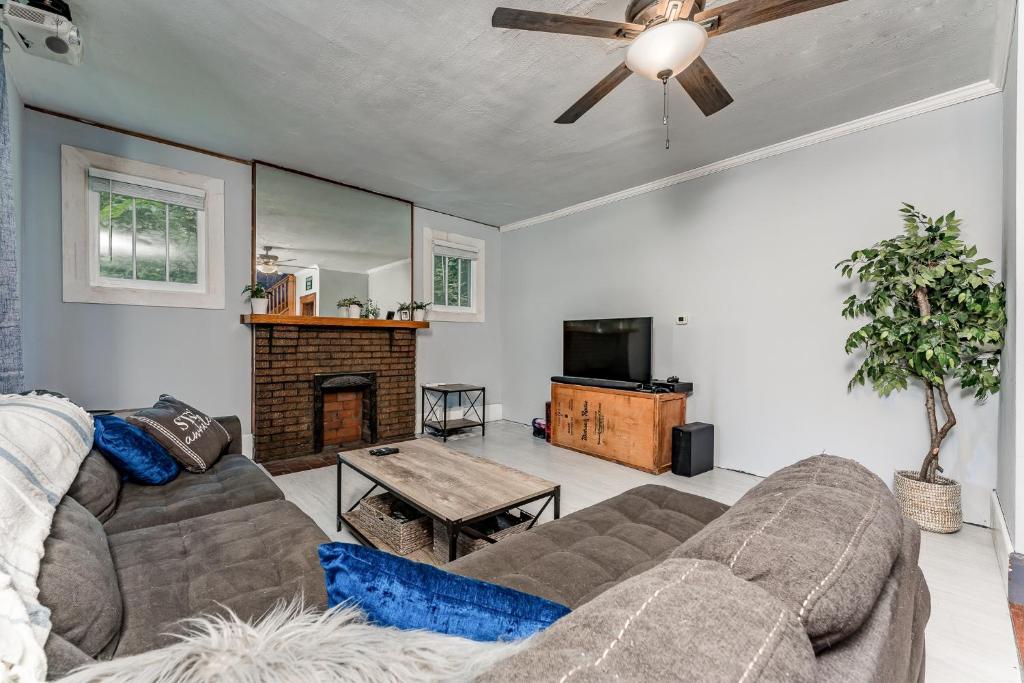 Awesome House, 5 minutes to DT, 2 miles to Stadium and Ruby Memorial ...