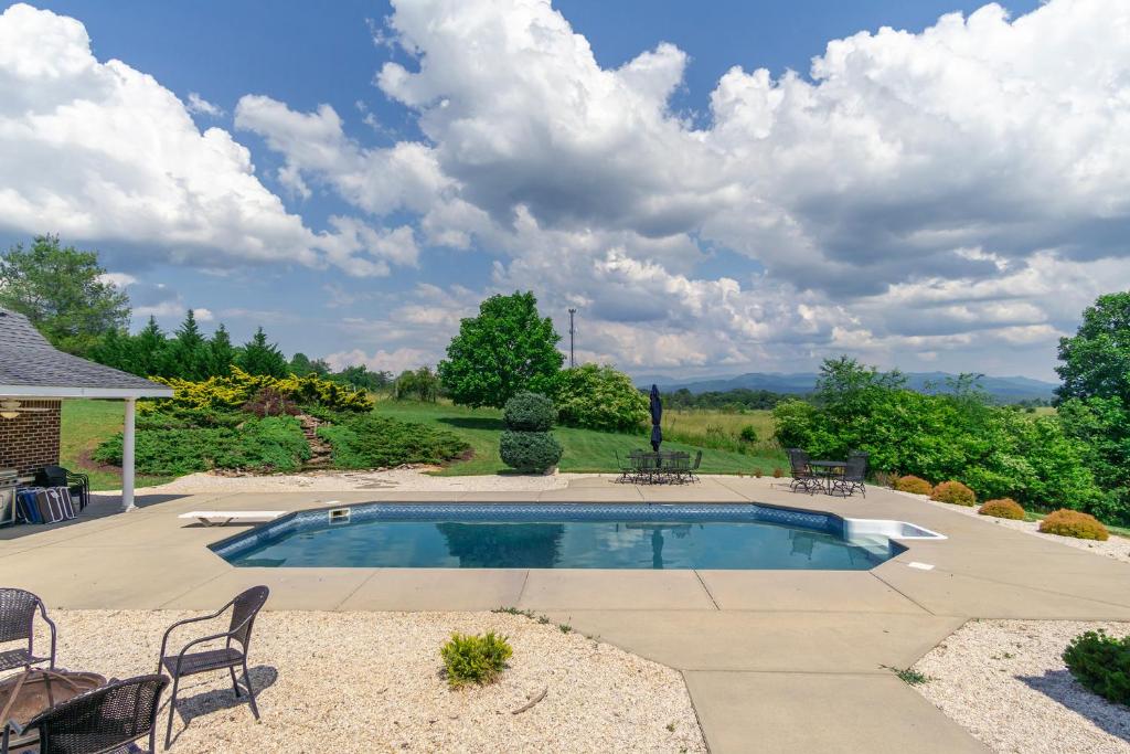 BRAND NEW furniture Breathtaking VIEWS Hot Tub Pool 20 min to Asheville ...