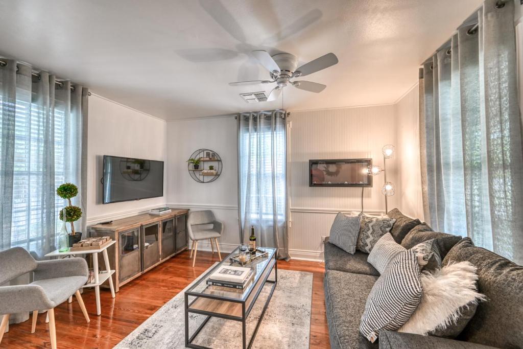 Charming Cottage Near Main W/ Patio&firepit!! - Fredericksburg, TX