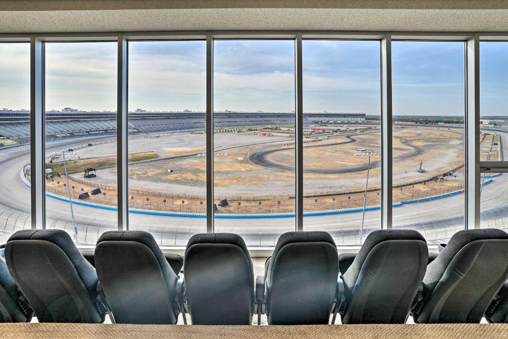 Fort Worth Condo with Racetrack Views and Pool Access, Fort Worth ...