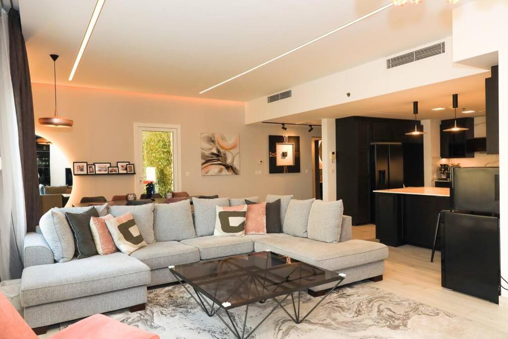 *Corner* 4 bedroom unit with wrap-around balcony, Doha (harga terbaru 2024)