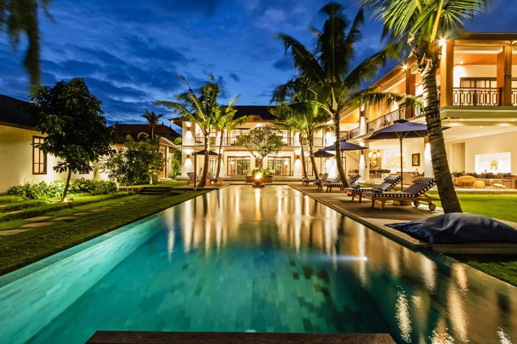 Heritage Villa, Ultimate 6 bed, 20 meter pool 700 metre from beach ...