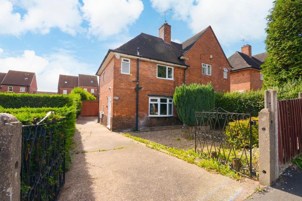 Alderton House - Spacious 3 Bed with Parking, Nottingham (updated ...