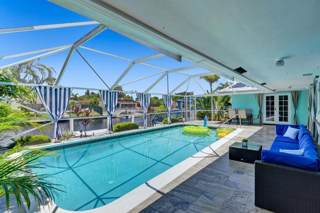 Waterfront Luxury Villa with Heated Pool, Deck, BBQ, Fort Lauderdale ...