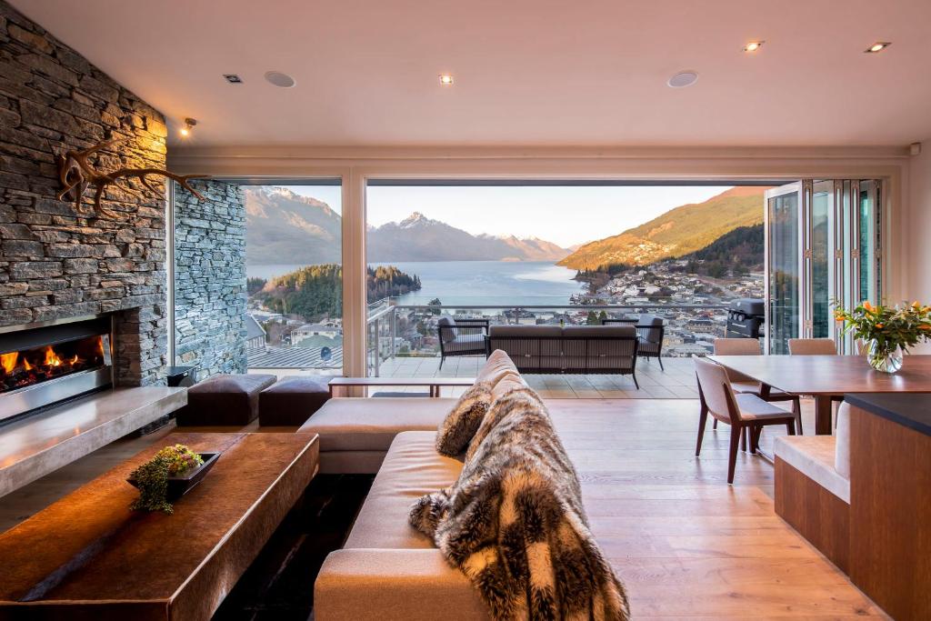 Villa Antrim | Lake Views, Gas Fire, Hot Tub - Queenstown, New Zealand
