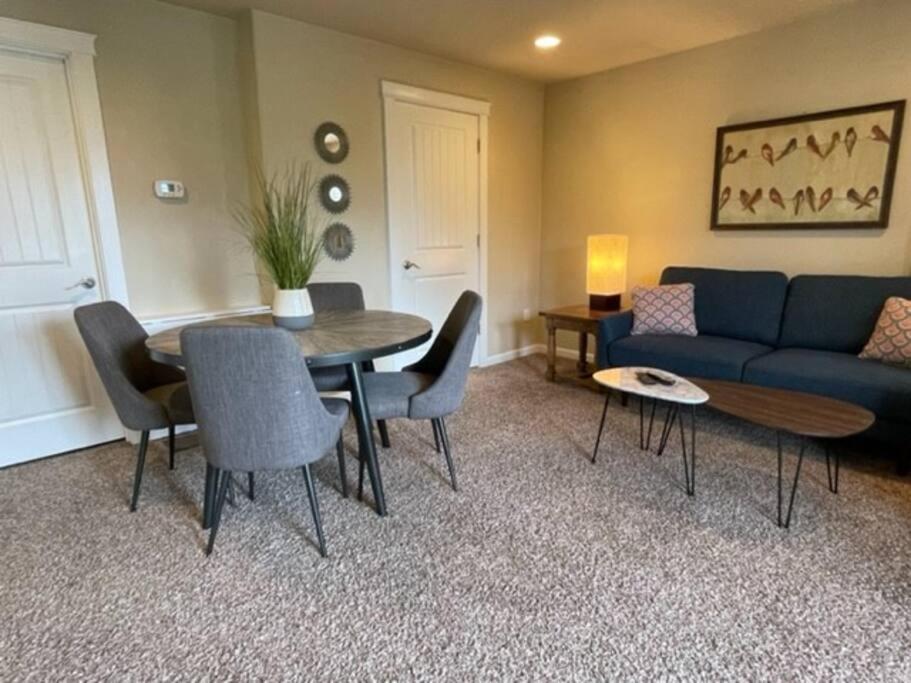 Grandview Apartment, close-in, patio, garage (USA Vancouver) - Booking.com