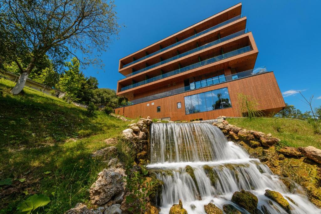 Hotel Uji Ftohte Tepelene, Tepelenë (updated prices 2025)