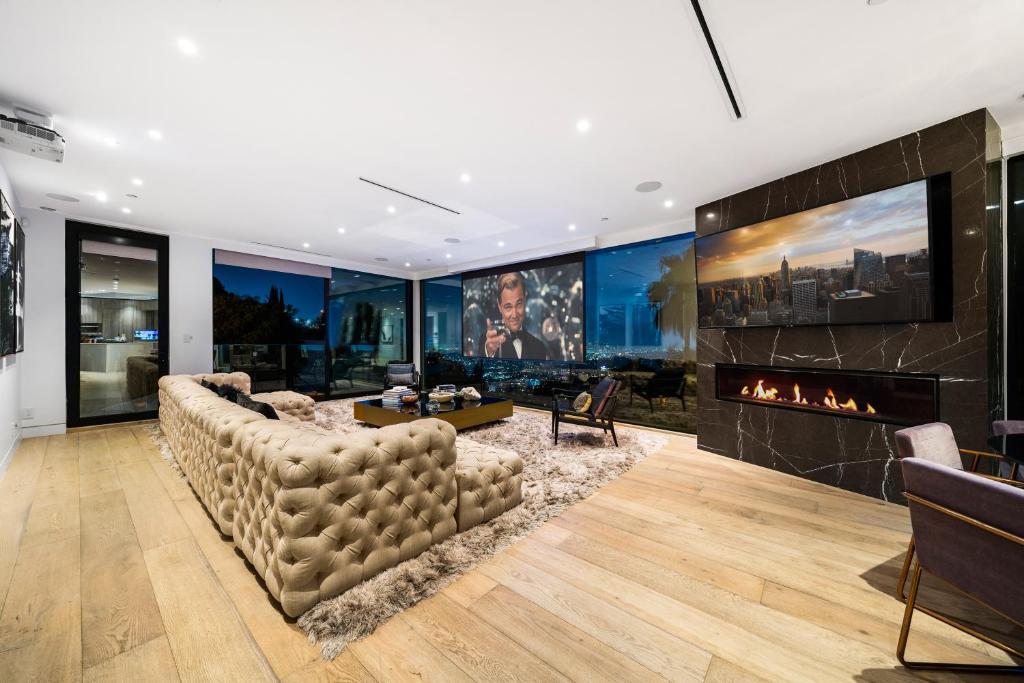 Modern Mansion Living Room With Tv | Cabinets Matttroy
