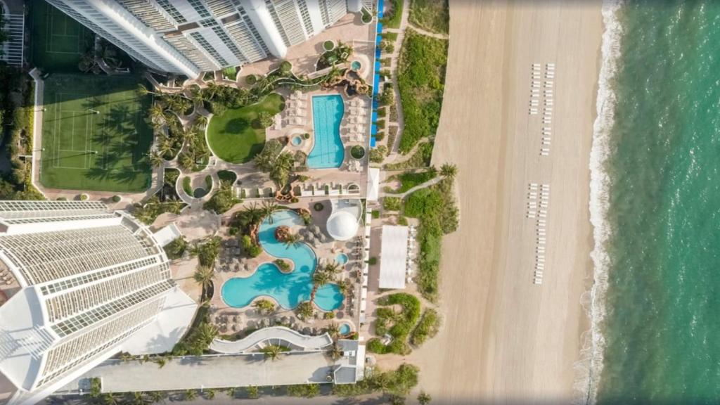 Luxurious Beach Studio| Gym| Balcony - Aventura, FL