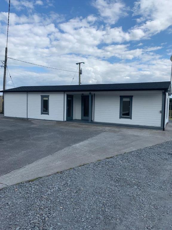 Cheerful Cozy Cabin in Countryside, Limerick (updated prices 2026)