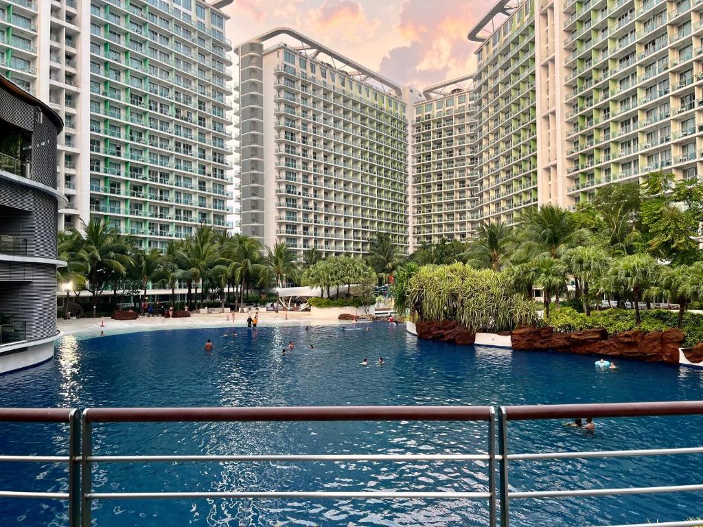 Azure Pool View with Balcony, WiFi and Netflix, Manila (updated prices ...