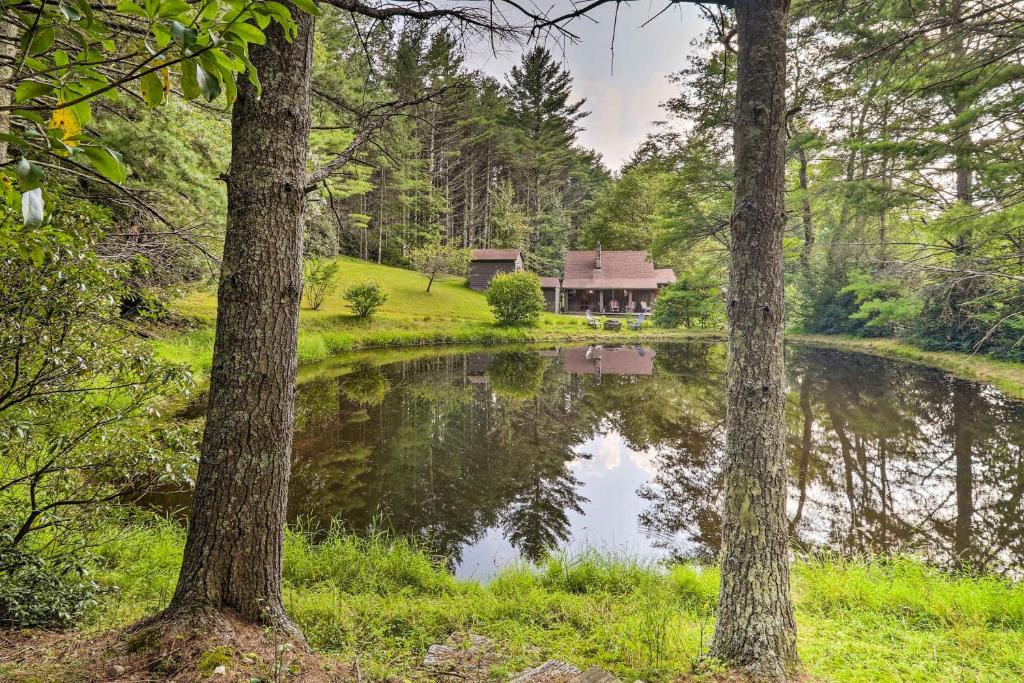 Rustic Ennice Cabin on Blue Ridge Parkway with Patio, Glade Valley ...