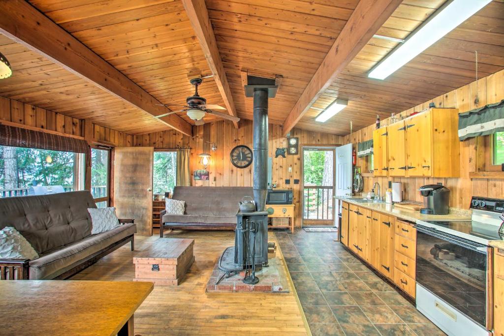 Remote Escape Serene Lakeside Cabin with Beach, Worley (precios ...