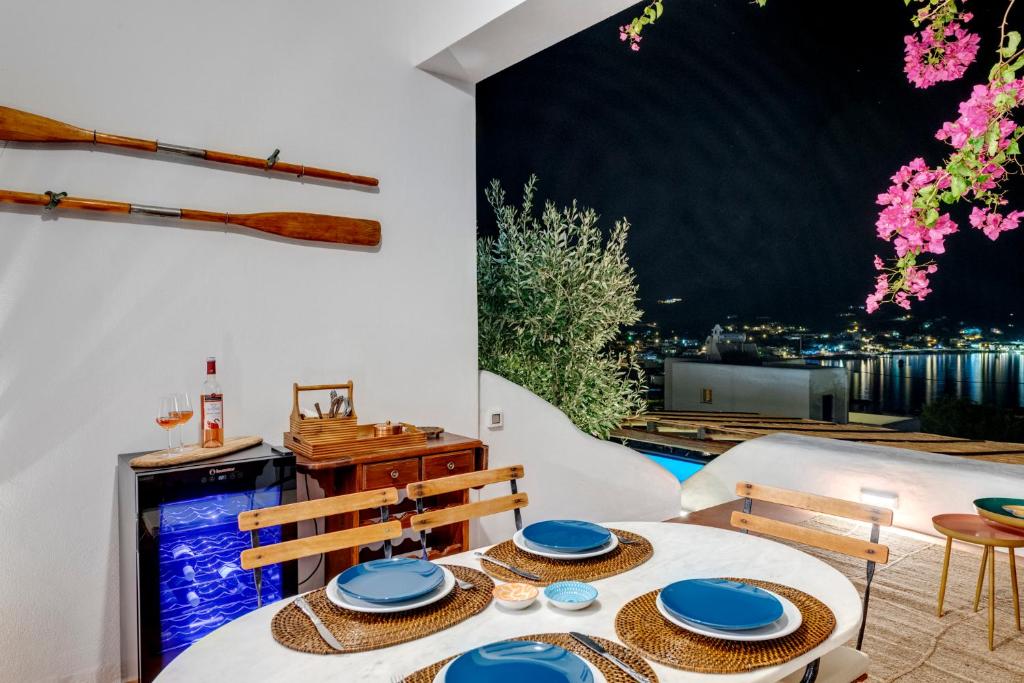 Cycladic Aura - Traditional Holiday Cottage, Finikas (updated prices 2025)