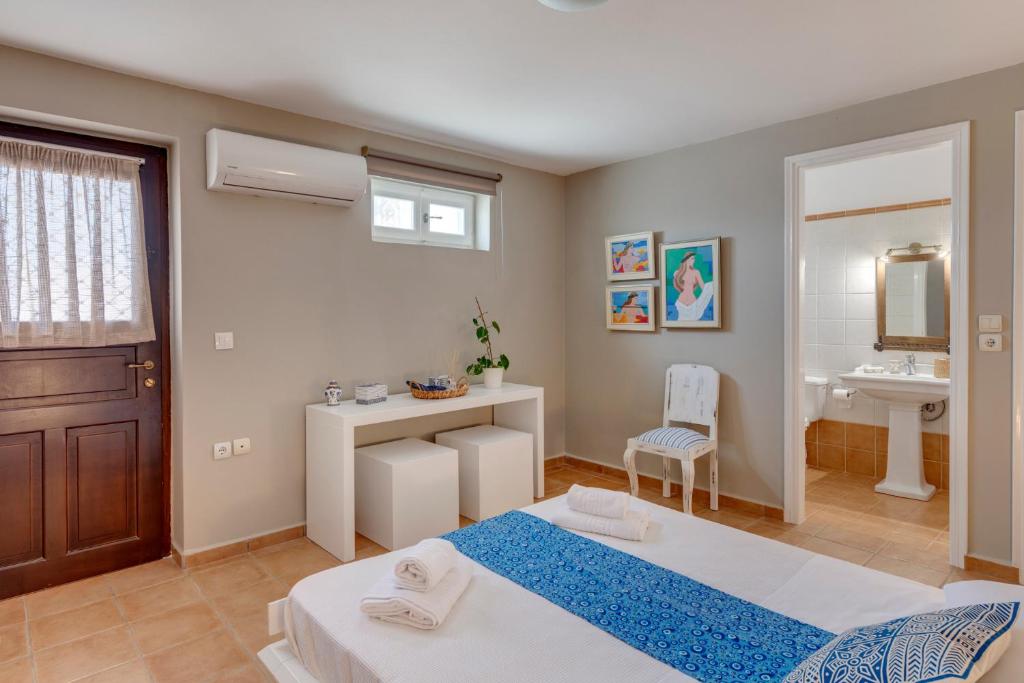 Cycladic Aura - Traditional Holiday Cottage, Finikas (updated prices 2025)