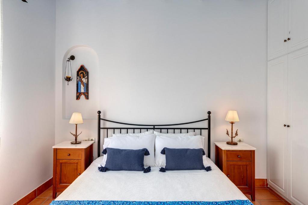 Cycladic Aura - Traditional Holiday Cottage, Finikas (updated prices 2025)