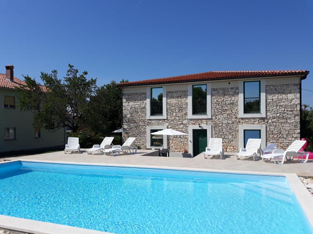 Family friendly apartments with a swimming pool Pomer, Medulin - 17681 ...