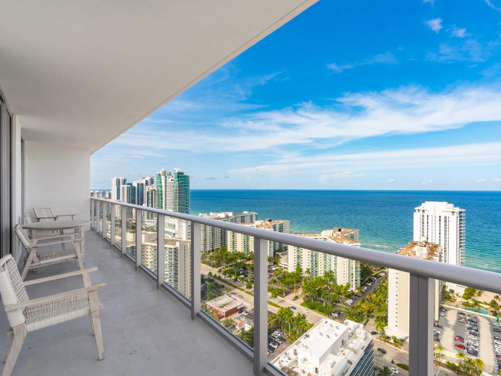 Modern Waterfront Retreat with Scenic Views, Hollywood (updated prices ...