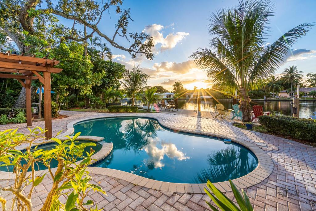 Waterfront Villa: Heated Pool, Dock, Kayaks (USA Fort Lauderdale ...