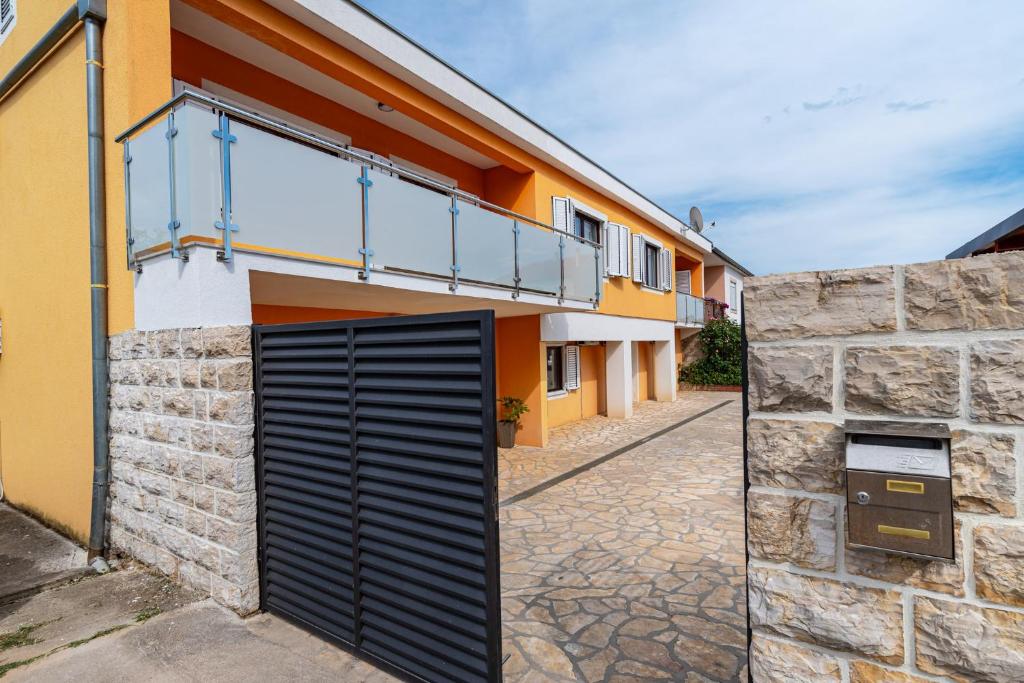 Family friendly house with a swimming pool Pridraga - Cuskijas ...
