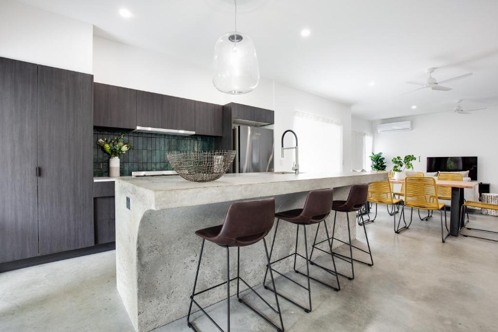 Modern Pet Friendly 4 BR Styled Home Walk to Beach, Yaroomba – Updated ...